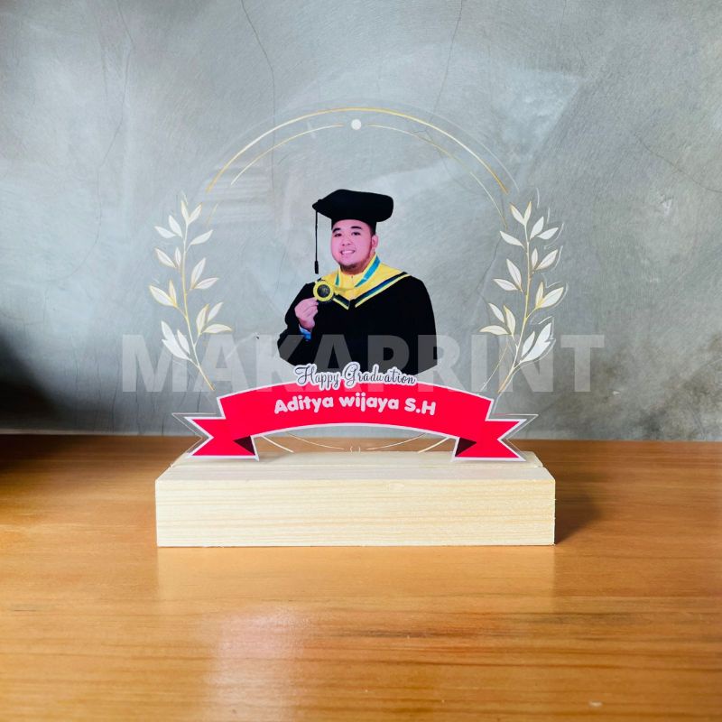 Jual Plakat wisuda custom , kado wisuda custom (Bingkai) + Tatakan Kayu ...