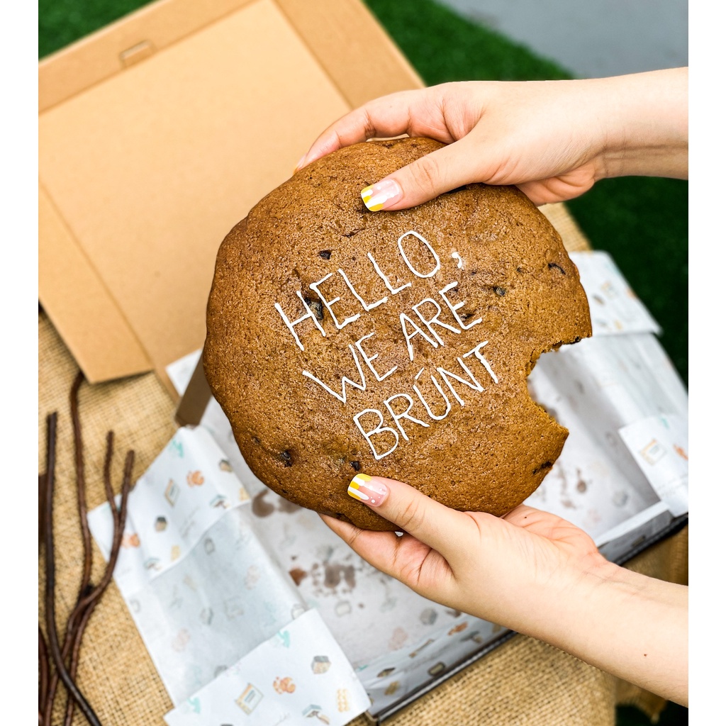 Jual Cookies The Giant Thin Brown brúnt Birthday Cookie (20cm) Giant ...
