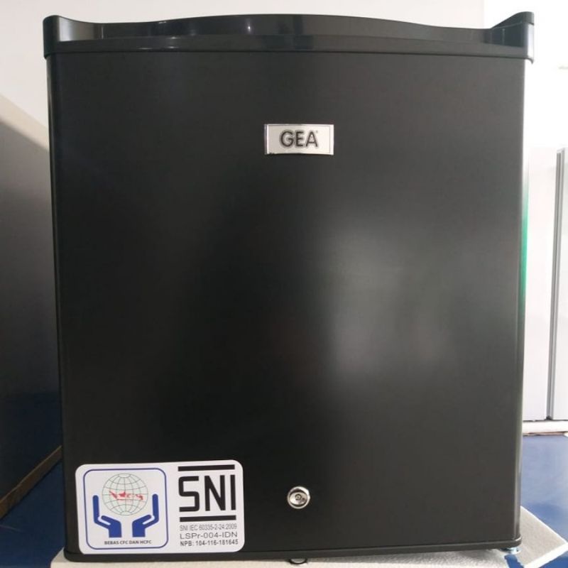 Jual GEA Kulkas Mini Bar Portabel RS-06 DR Bergaransi Resmi | Shopee ...