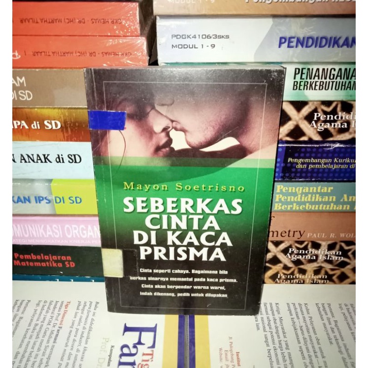 Jual ORIGINAL BUKU SEBERKAS CINTA DI KACA PRISMA - MAYON SOETRISNO ...