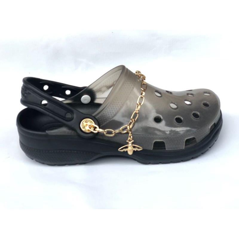 Jual Sendal Crocs yang mi collab crocs translucent clog / crocs ...
