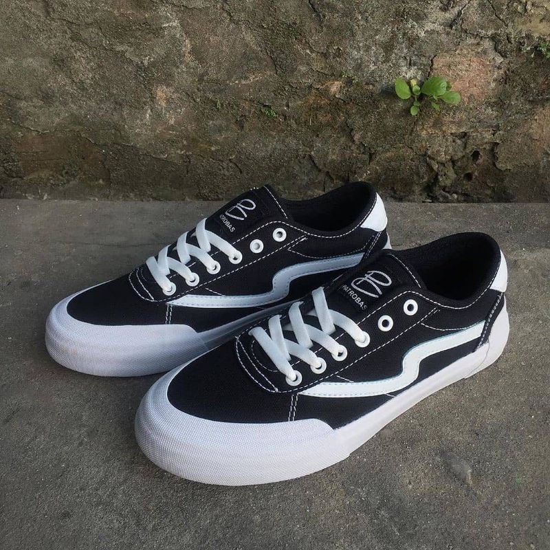 Jual Patrobas ivan low black and white (original) | Shopee Indonesia