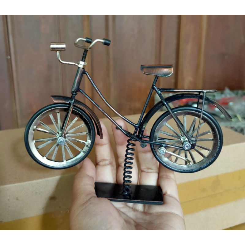 Jual MINIATUR SEPEDA ONTEL PEREMPUAN BAHAN LOGAM KAWAT - UK SS ...