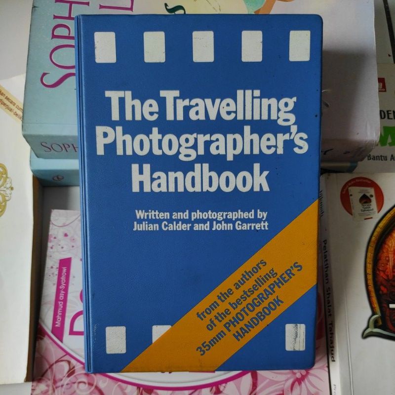 Jual Buku The Travelling Photographers Handbook - Julian Calder & John ...
