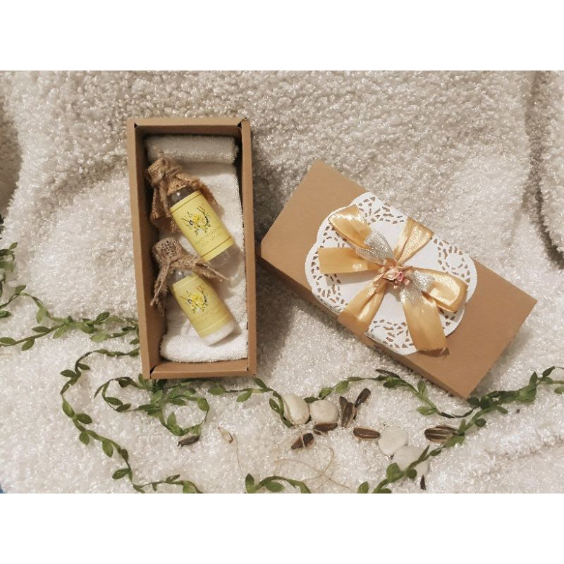 Jual souvenir pernikahan handuk muka,shower gel&shampo/hand sanitizer ...
