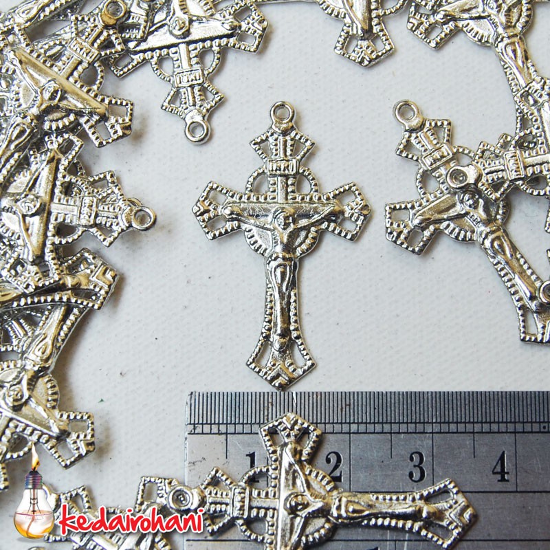 Jual Cross / Bandul Salib Yesus Logam Perlusin Bahan Souvenir Ganci ...