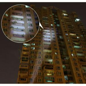 Jual Senter Police Swat C8 Sinar Putih Terang Sepaket Baterai 18650 dan ...