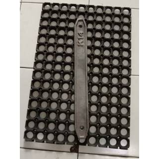 Jual plat besi cor k14/dragon/karate/atraksi karate/besi cor/silat ...