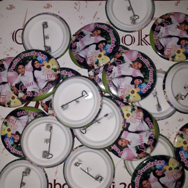 Jual Pin panitia pernikahan foto.pengantin uk. 44 x 44 Mm | Shopee ...