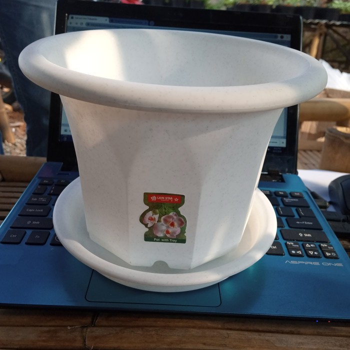 Jual pot mawar 06 putih / pot 20cm / pot putih+tatakan / pot lion star ...