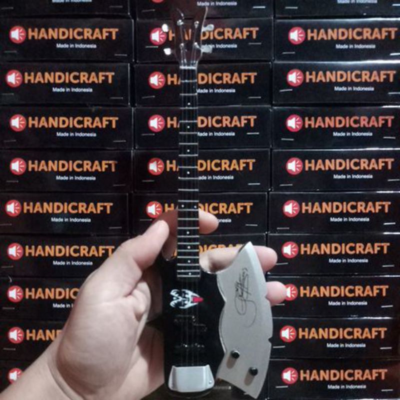 Jual Miniatur gitar bass kapak tanda tangan gene simmon | Shopee Indonesia
