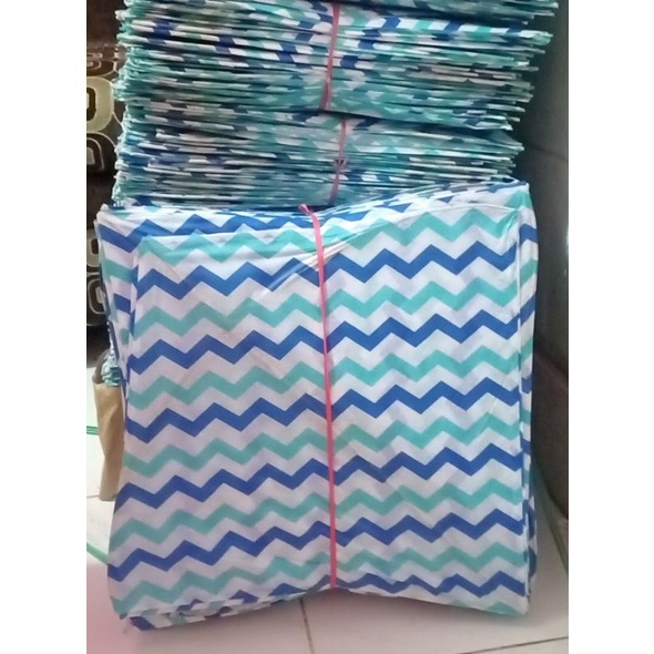 Jual isi 50pcs Layangan Kertas Motif Kado ukuran 58 Sukabumi mainan ...