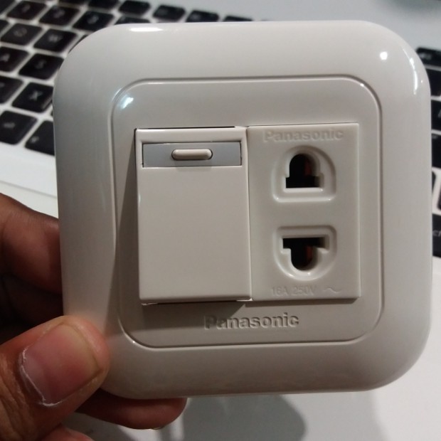 Jual Panasonic Wide Series Saklar Engkel + Stop Kontak Universal ...