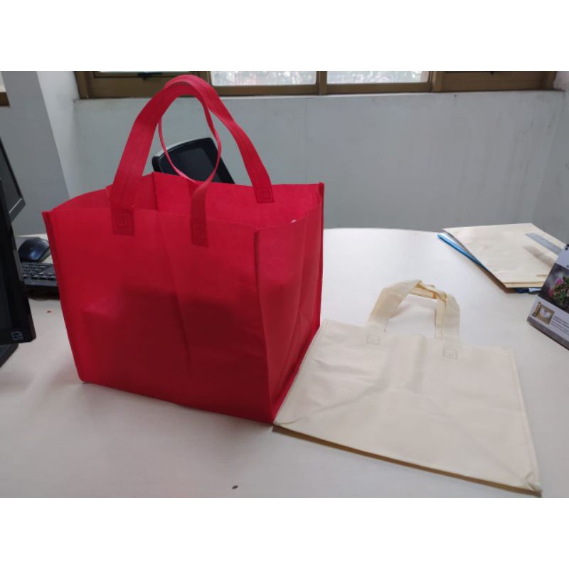 Jual Goodie Bag Tas Spunbond Kotak Jahit 32x27x26 Box Nasi Dus Kue isi 12pcs | Shopee Indonesia