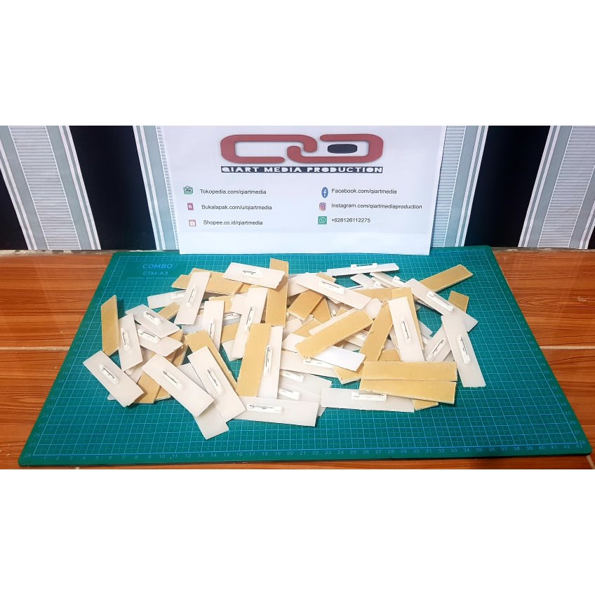 Jual BAHAN NAME TAG AKRILIK PUTIH POLOS DENGAN PENITI | Shopee Indonesia