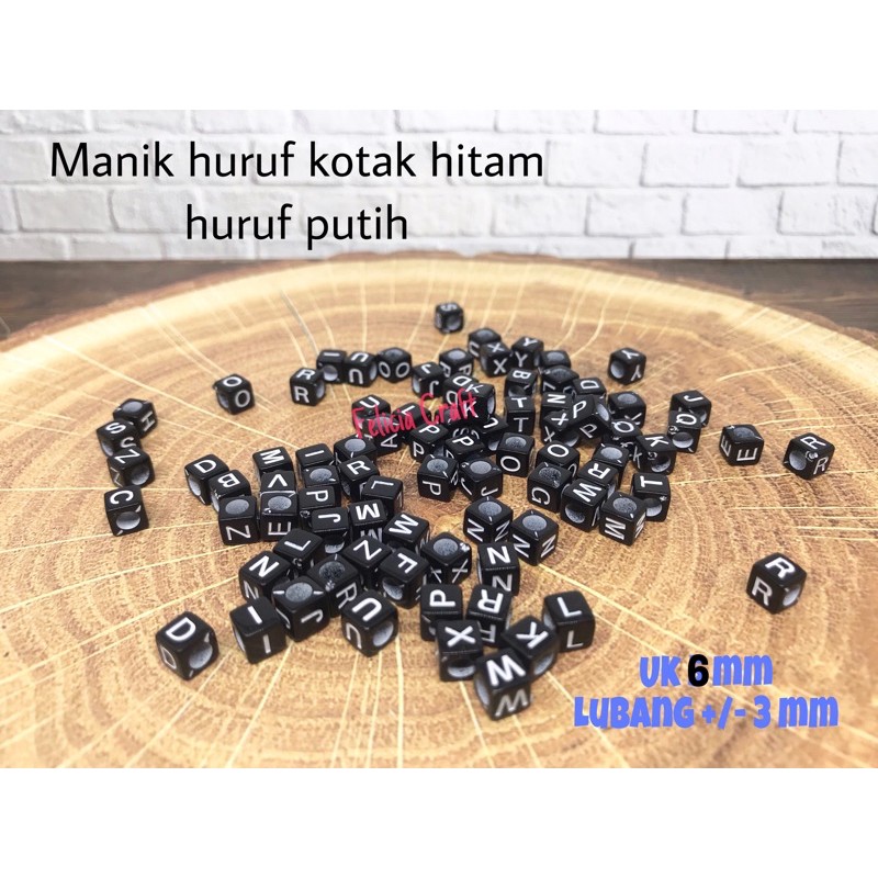 Jual 20gram [+/- 120pcs] Manik huruf Kotak HITAm huruf PUTIH | Shopee ...