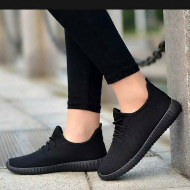 Jual Sepatu sneaker yezzi full hitam polos | Shopee Indonesia
