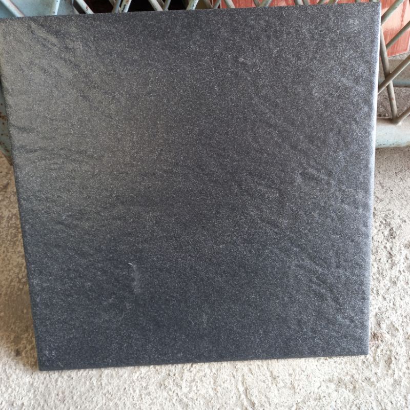 Jual KERAMIK LANTAI 40X40 KASAR ABU HITAM PUTIH GARIS BINTIK GRANITO ...