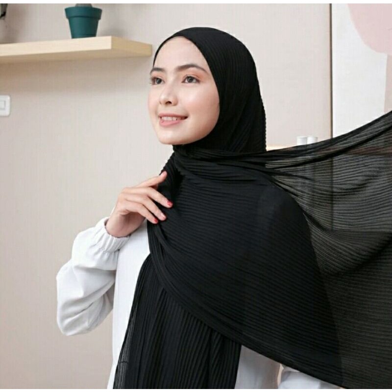 Jual Hijab pashmina plisket full hitam tanpa garis tengah ceruty baby doll | Shopee Indonesia