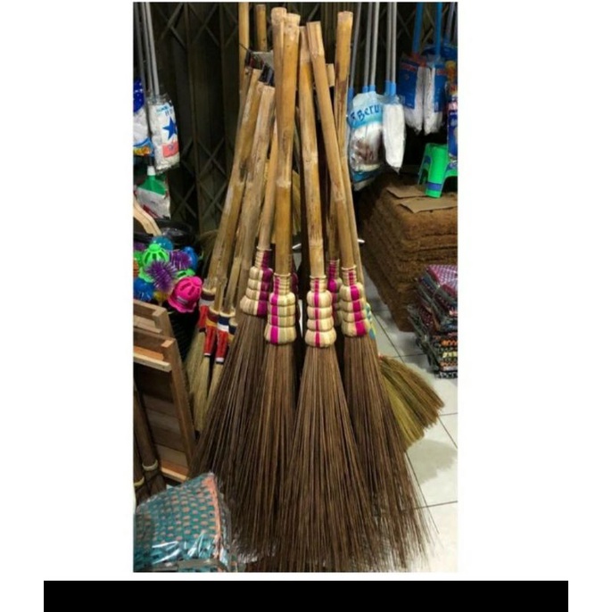Jual sapu halaman ? Sapu Lidi Gagang Bambu Jumbo / Sapu Lidi Taman ...