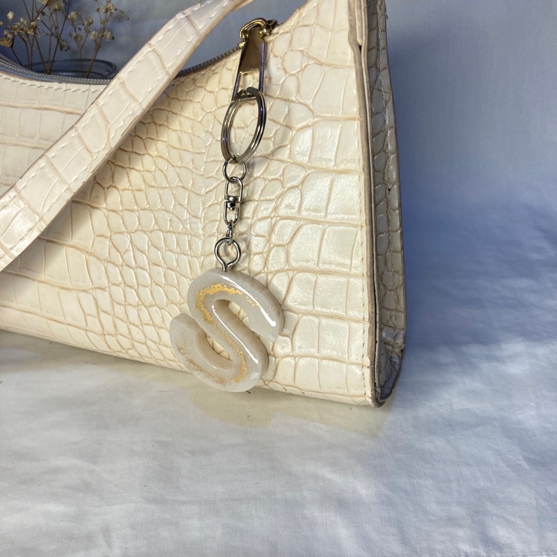 Jual [Poio] Gantungan Kunci Huruf resin Nama Inisial | Resin keychain ...