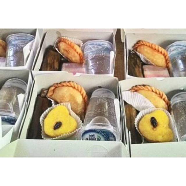 Jual Snack isi 3 kue + air utk acara kantor syukuran seminar dll halal ...