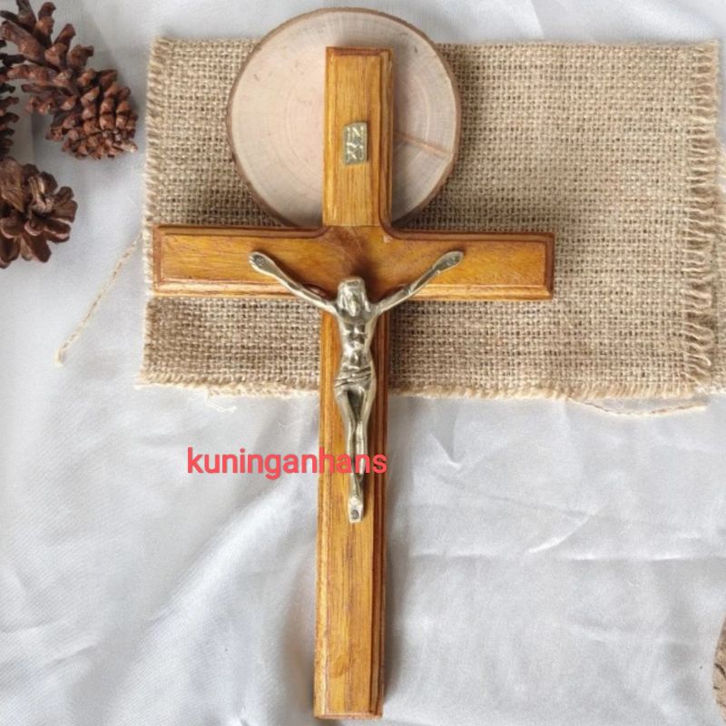 Jual Salib Dinding Katolik Yesus courpus Salib Gantung Kayu Kuningan ...
