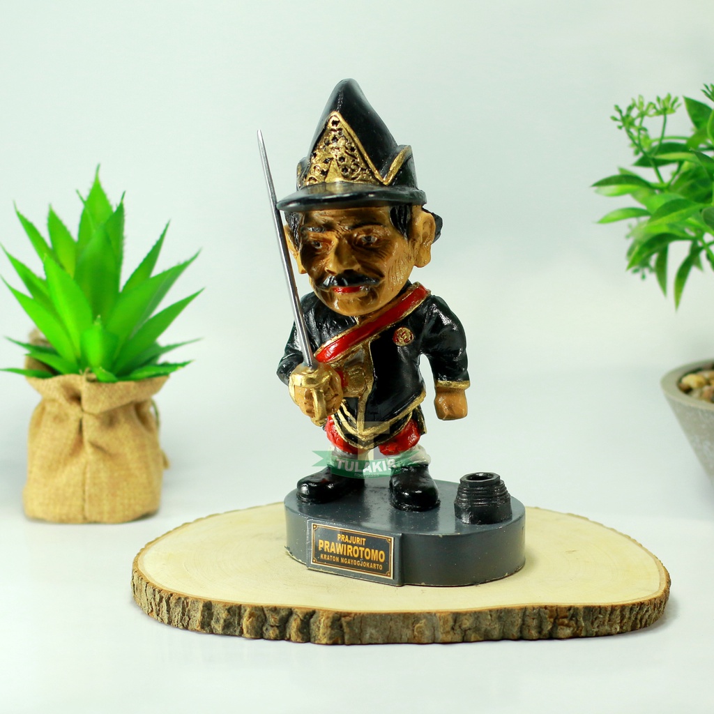 Jual Miniatur Prajurit Kraton Yogyakkarta Prawirotomo / Tulakir ...