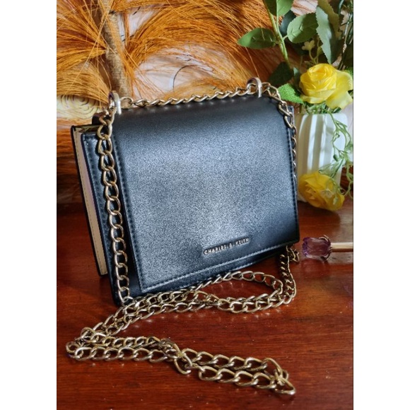 Jual Sling pesta hitam putih ck charles keith preloved keren | Shopee ...