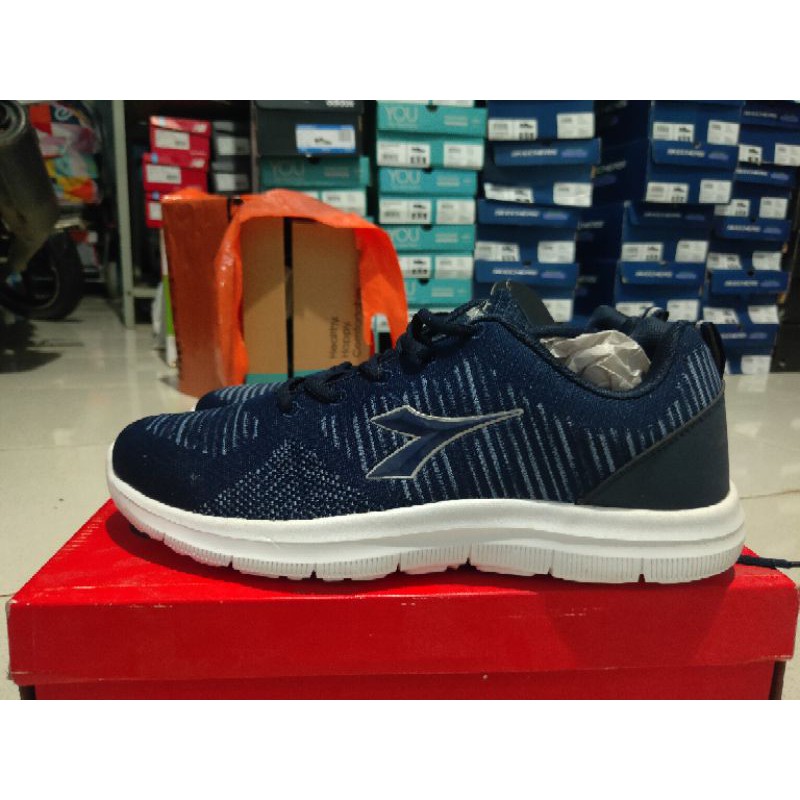 Jual Sepatu Running atau lari Diadora GIOMO Ukuran 42 43, 100% Original ...