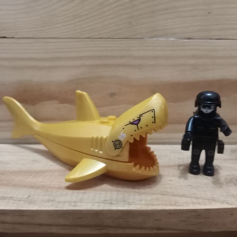 Jual recast lego hiu emas gold shark jaw ukuran medium plus minifigure ...