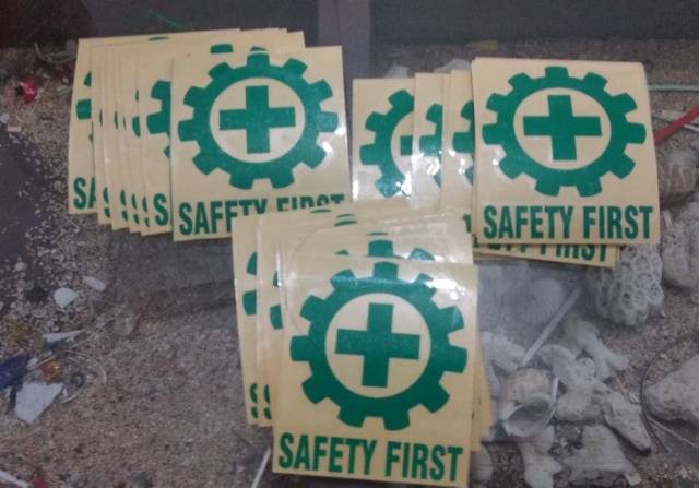 Jual stiker helm proyek safety first / cutting sticker helm safety ...