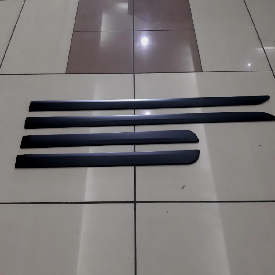 Jual Lis body mobil toyota Innova Reborn 2016-2022 black | Shopee Indonesia