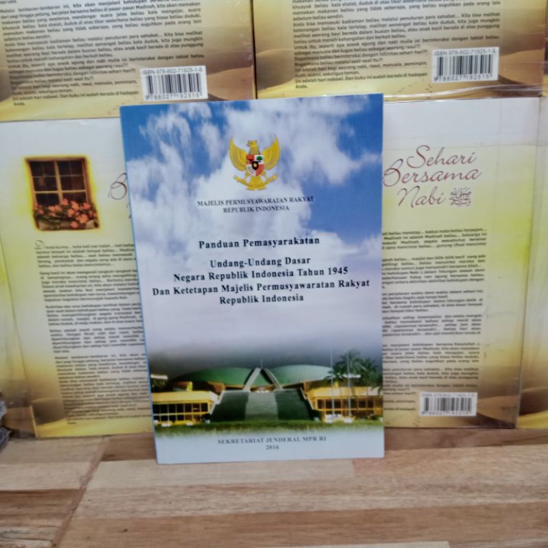 Jual BUKU ORIGINAL - PANDUAN MASYARAKAT UNDANG UNDANG DASAR RI TAHUN 1945 | Shopee Indonesia