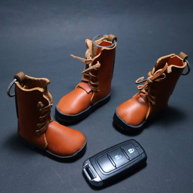 Jual Gantungan kunci kulit asli souvernir pesta miniatur sepatu boots ...