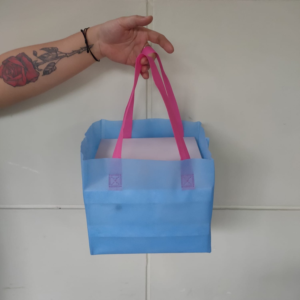 Jual Tas spunbond box 22x22 20x20 motif pita / tas spunbond box motif ...