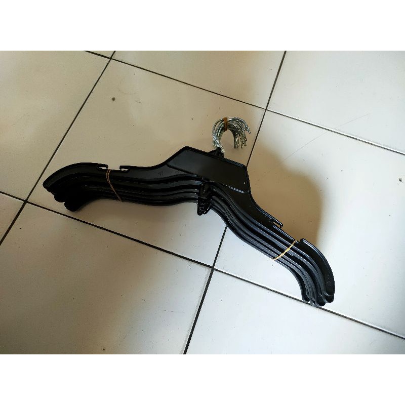Jual gantungan baju hanger baju warna hitam | Shopee Indonesia