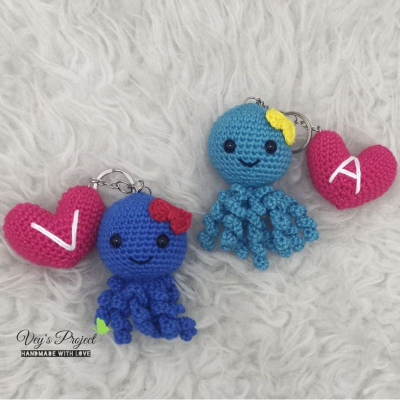 Jual Gantungan Kunci Rajut Octopus / Cumi-Cumi + Inisial Nama | Shopee ...
