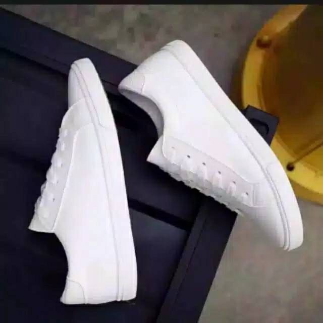 Jual Sepatu kets putih polos dan hitam polos /sepatu sekolah kuliah ...