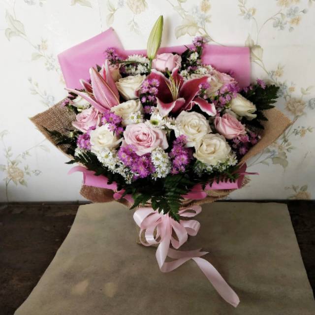 Jual Handbouqet bunga Lily+mawar/kado ultah/bunga wisuda | Shopee Indonesia