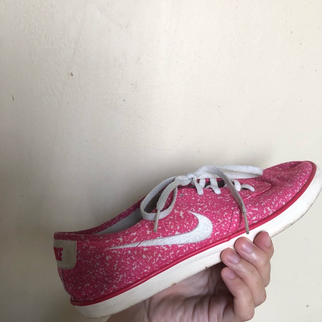 Jual PRELOVED NIKE 100% ORIGINAL ukuran 39/40 bisa pake.. dijual karena ...