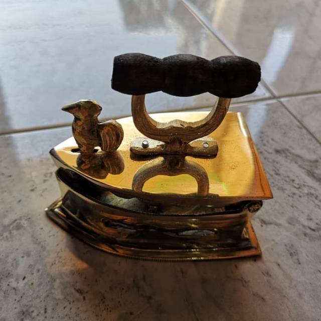 Jual Miniatur Setrika Kuno Setrika Arang -Strika Mini Kuningan Gold ...