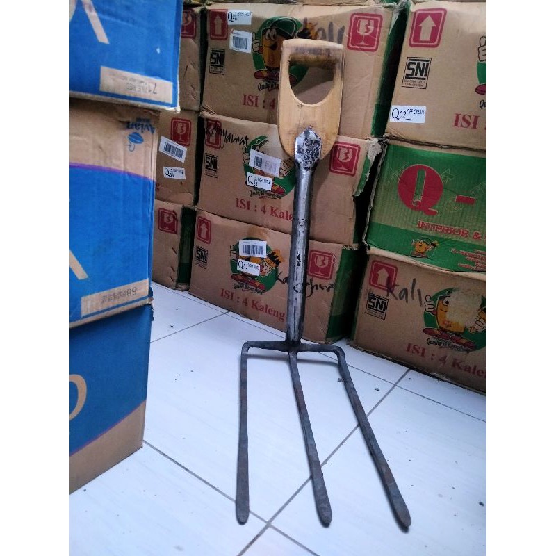 Jual Garpu tanah injak gagang kayu/garpu lencek pertanian/garpu tanah ...
