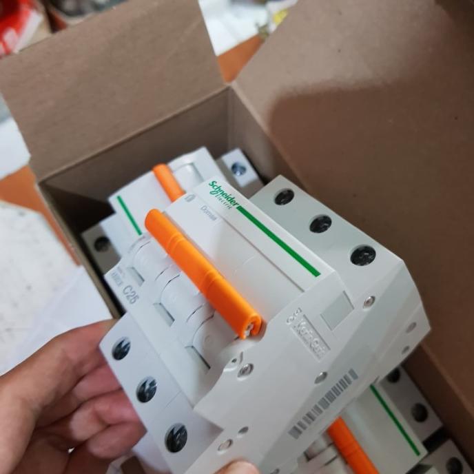 Jual MCB 3P 32A SCHNEIDER DOMAE 3 POLE / 3 phase | Shopee Indonesia