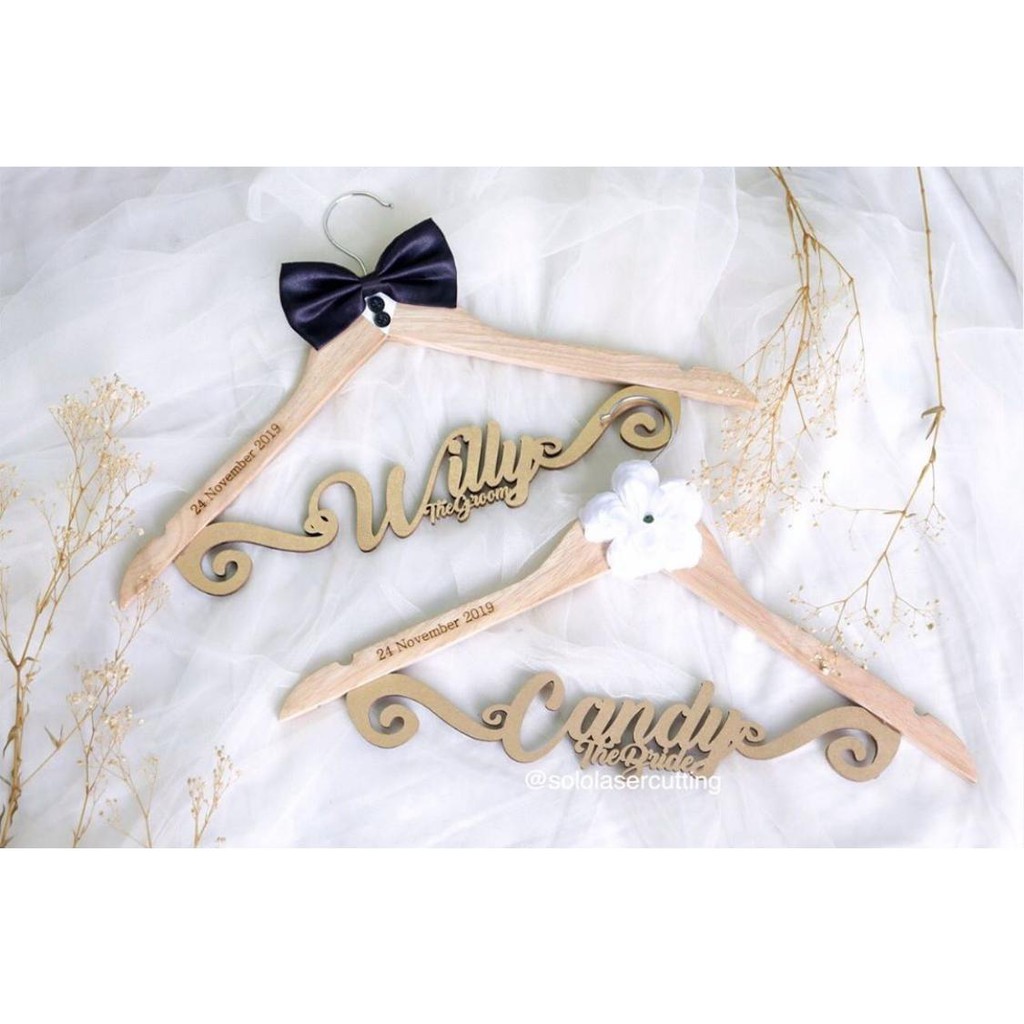 Jual HANGER DECORASI PITA DAN BUNGA HANGER KAYU CUSTOM LOGO Brand/Nama ...