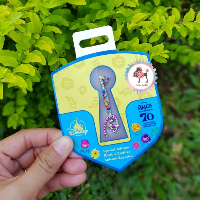 Jual Alice in Wonderland 70th Anniversary Collectible Key Pin | Shopee ...