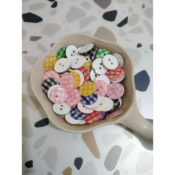 Jual Kancing plastik bulat / bunga 1,3 cm / 1,5 cm kotak mix warna 100 ...