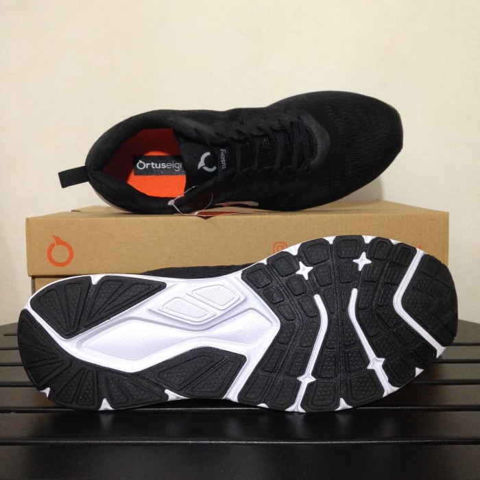 Jual e04r01f Sepatu Running/Lari Ortus Eight Vector Black White ...