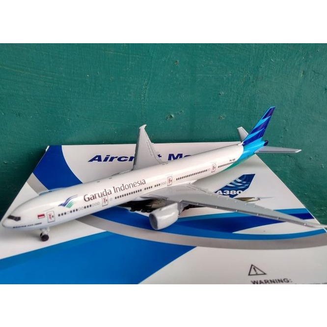 Jual Miniatur Pesawat Garuda Indonesia Diecast Pesawat Boeing 777 300Er Ori | Shopee Indonesia
