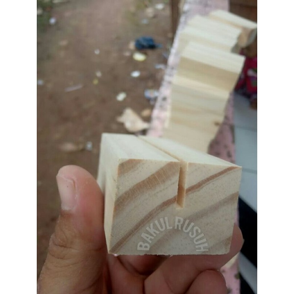 Jual STAND FOTO STAND AKRILIK KAYU PINUS UKURAN 8X4X3 CM | Shopee Indonesia